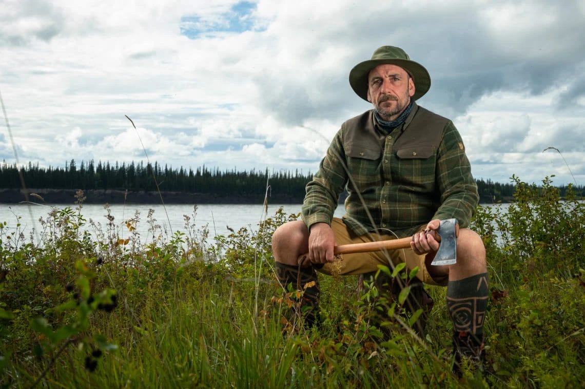 What 10 items did contestants on Alone UK take?