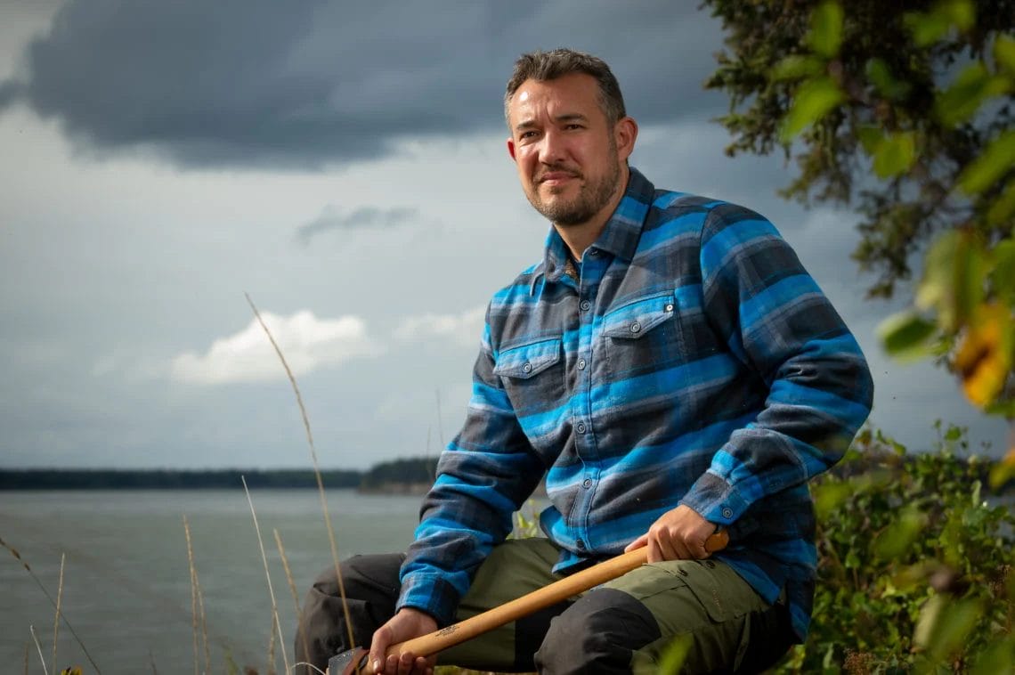 What 10 items did contestants on Alone UK take?